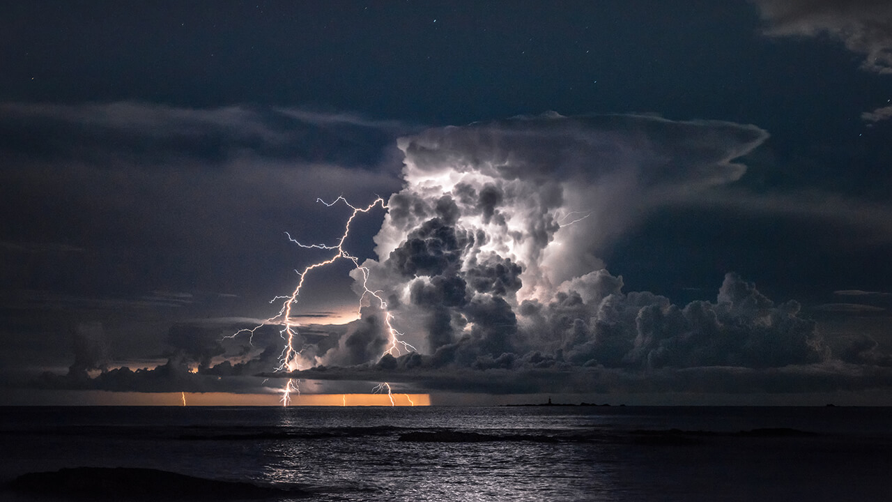 Isolated cell with extranuclear lightning by 🇫🇷 French storm chasers