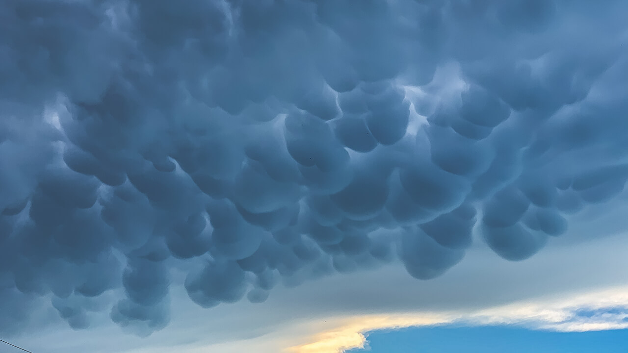 Stunning mammatus clouds by 🇮🇹 Italian storm chasers